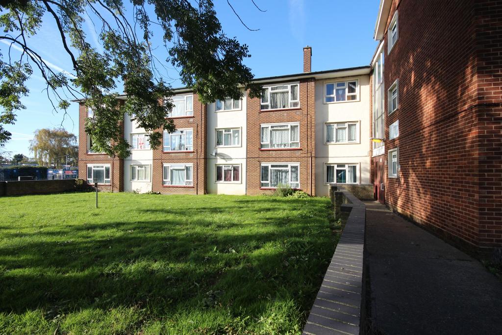 Viking Court, Saxon Gardens, Shoeburyness, Southend-on-Sea 1 bed flat ...