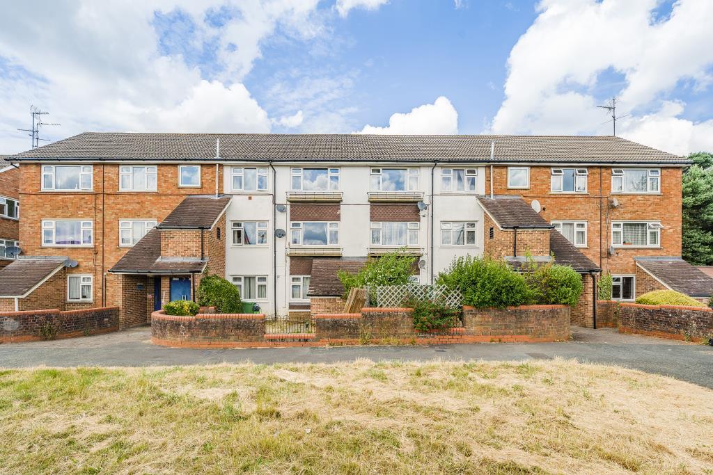 Camberley, Surrey, GU15 2 bed flat - £190,000