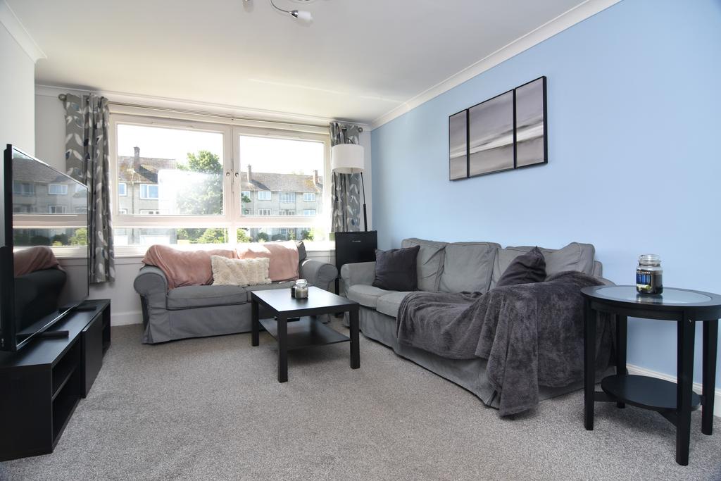 Oxgangs Farm Gardens, Edinburgh EH13 3 bed flat - £160,000