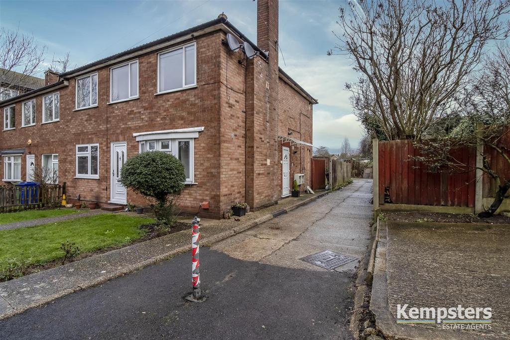 Nursery Road, Stanford-Le-Hope 2 bed maisonette - £200,000