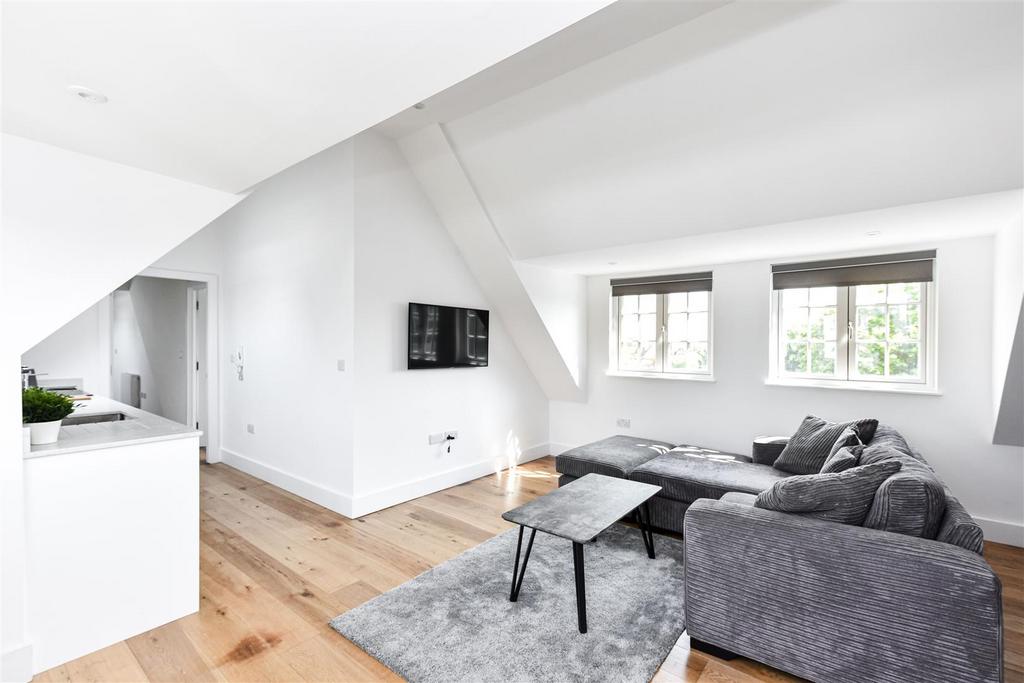 Connaught Avenue, North Chingford 1 bed property - £1,400 pcm (£323 pw)