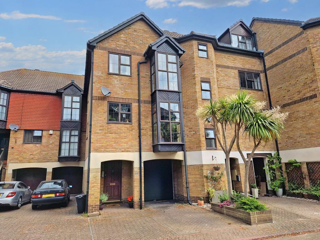 Hathaway Court Rochester 3 bed townhouse - £440,000