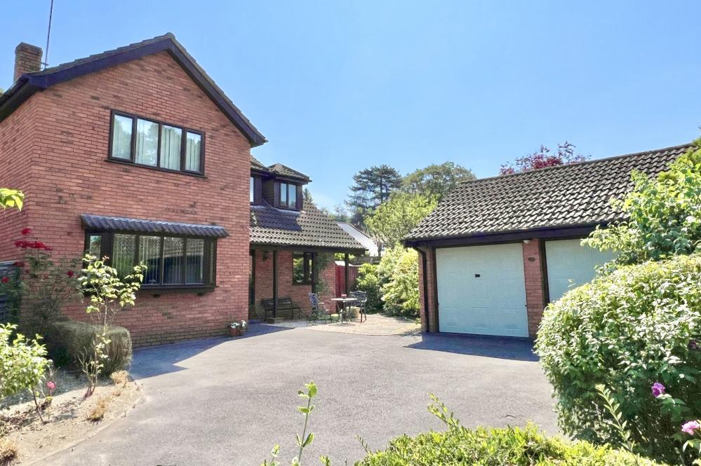 Ringwood, BH24 2NQ 5 bed detached house - £550,000
