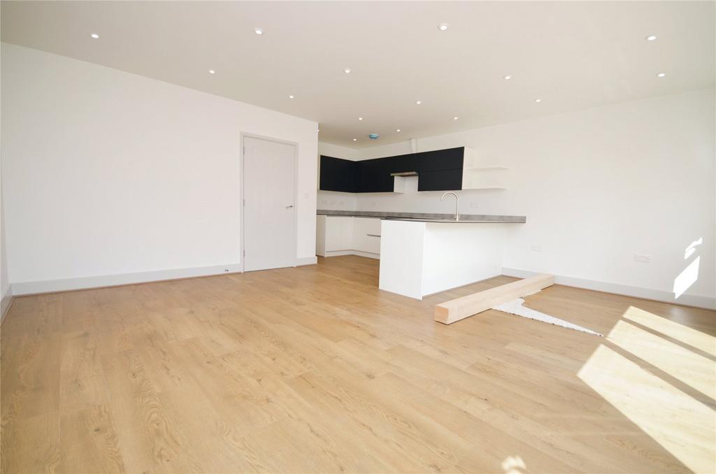 Briscoe Road, Rainham, Essex, RM13 4 bed semi-detached house - £2,350 ...