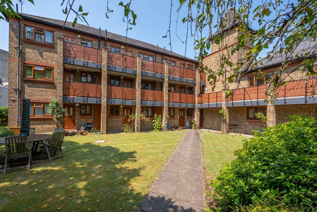 Clarence Lane, Roehampton, London, SW15 1 bed flat for sale - £200,000