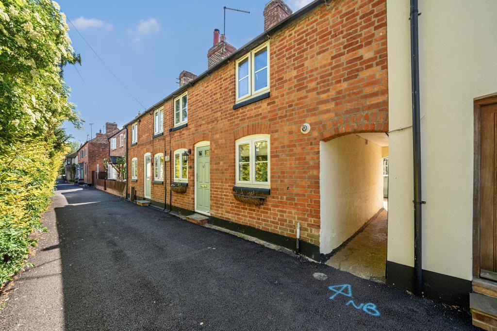 Gawcott, Buckinghamshire, MK18 2 bed cottage - £280,000