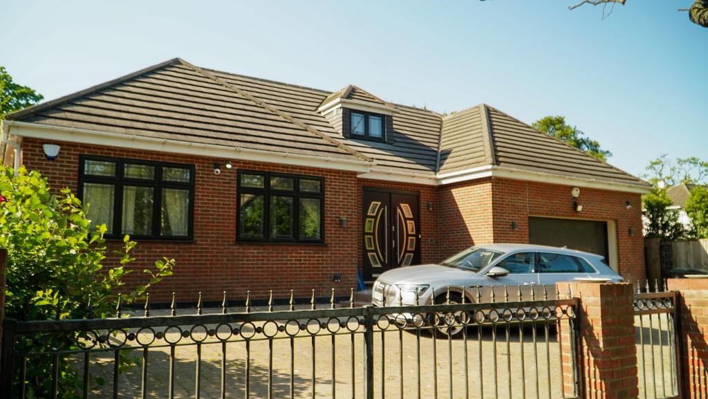 Chigwell, IG7 4 bed terraced house - £3,750 pcm (£865 pw)