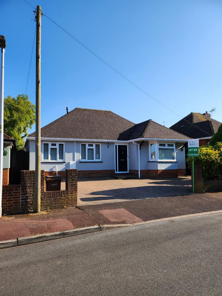 Rowland Avenue, Gillingham ME7 2 bed detached bungalow - £1,450 pcm (£ ...