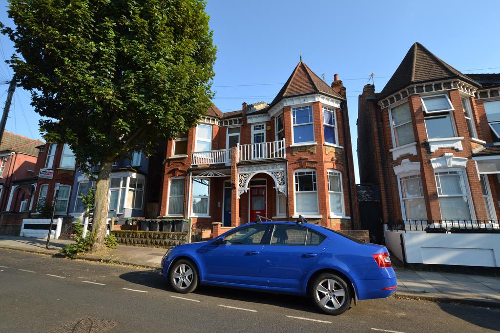 Arcadian Gardens, London N22 2 bed flat - £1,650 pcm (£381 pw)
