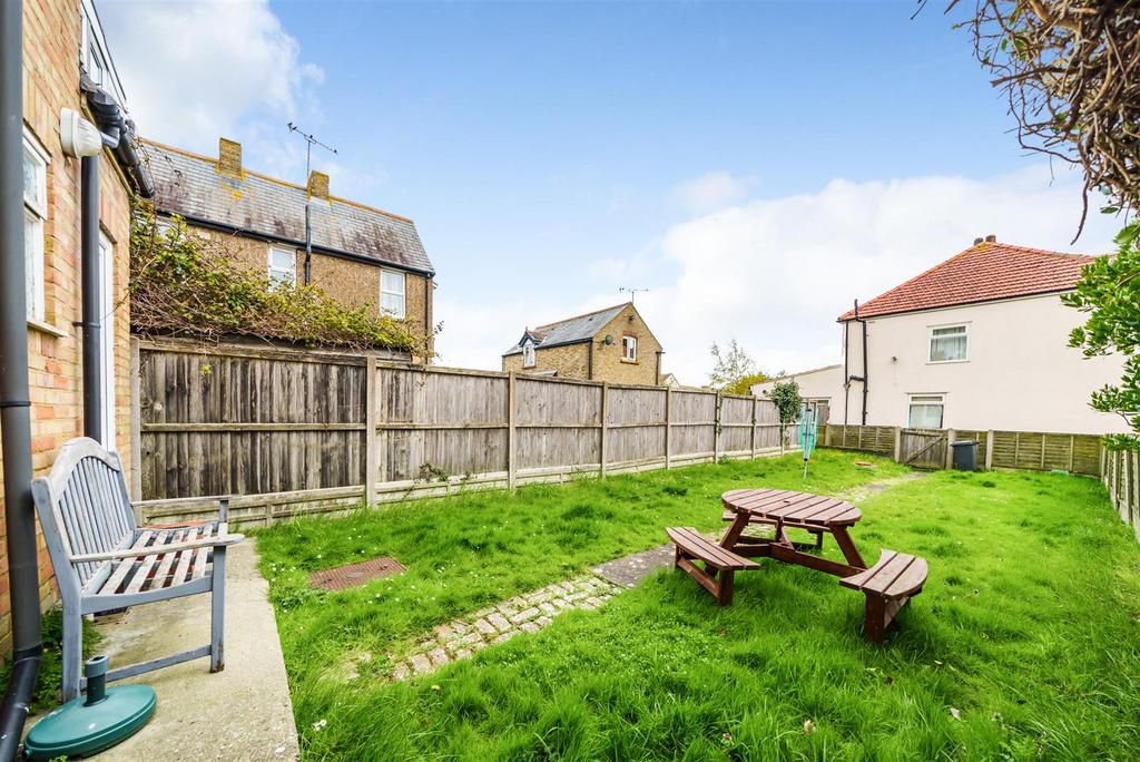 Reculver Road, Herne Bay Retail property (high street) - £625 pcm (£144 pw)