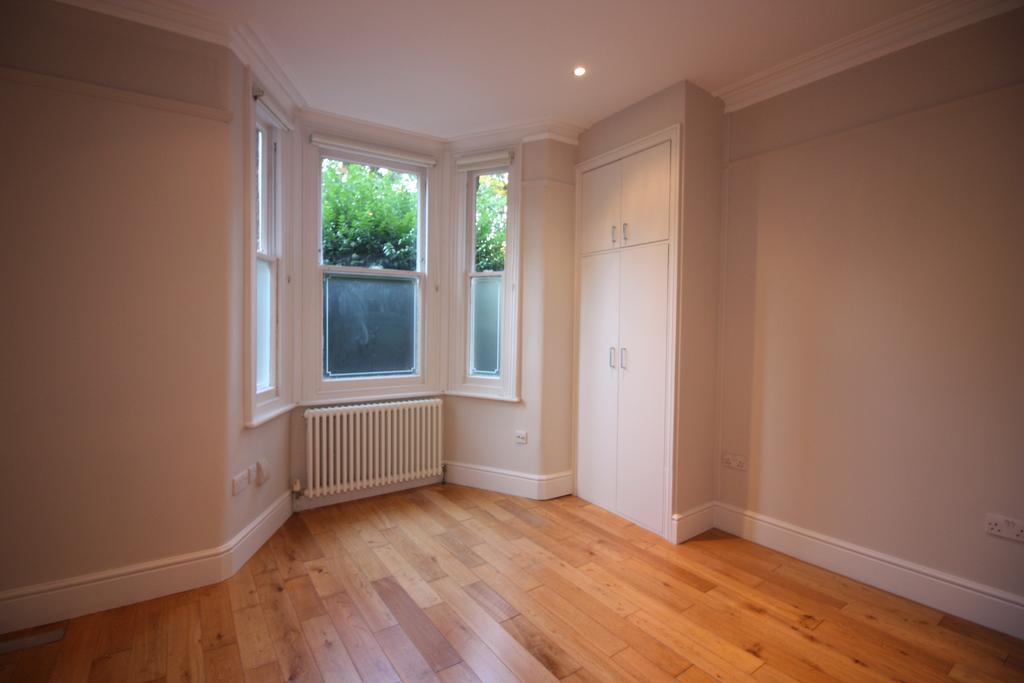 Brassey Square, London SW11 2 bed apartment - £2,300 pcm (£531 pw)