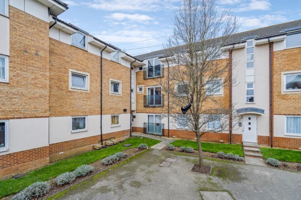 Eddington Crescent, Welwyn Garden City 1 bed apartment - £200,000