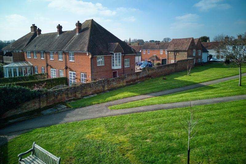 Chobham Village Centre 2 bed semi-detached house - £1,700 pcm (£392 pw)