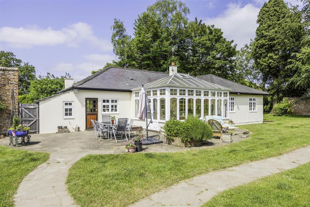 High Road, Upper Gatton, Reigate 3 bed equestrian property for sale - £ ...