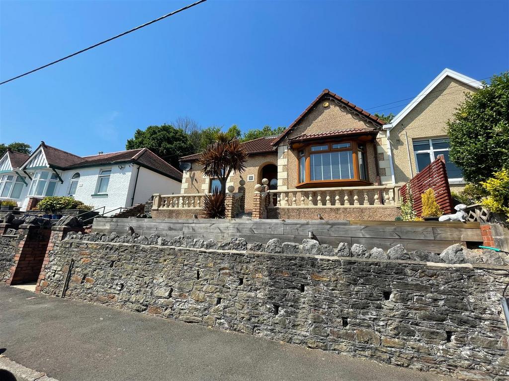 Park Drive, Skewen, Neath 3 bed semi-detached house - £195,000
