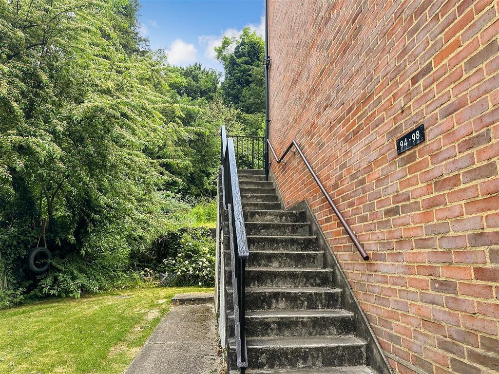 Lower Barn Road, Purley, Surrey 2 bed maisonette for sale - £240,000