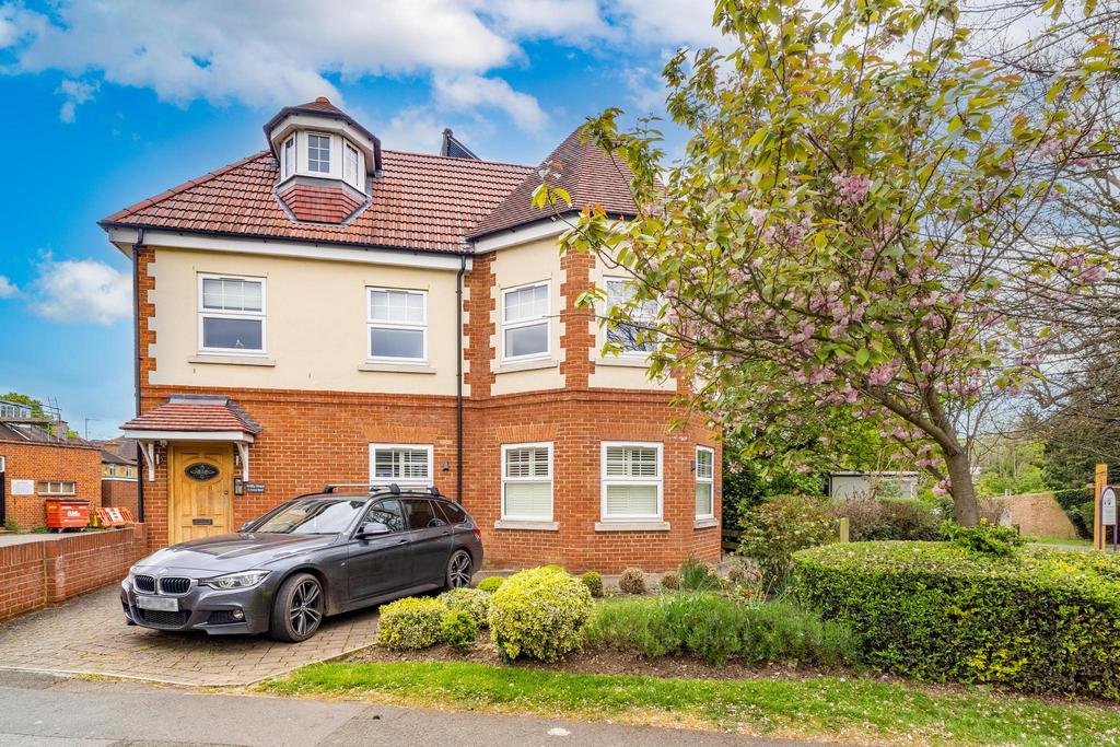 Avenue Road, Pinner, HA5 2 bed ground floor flat - £495,000
