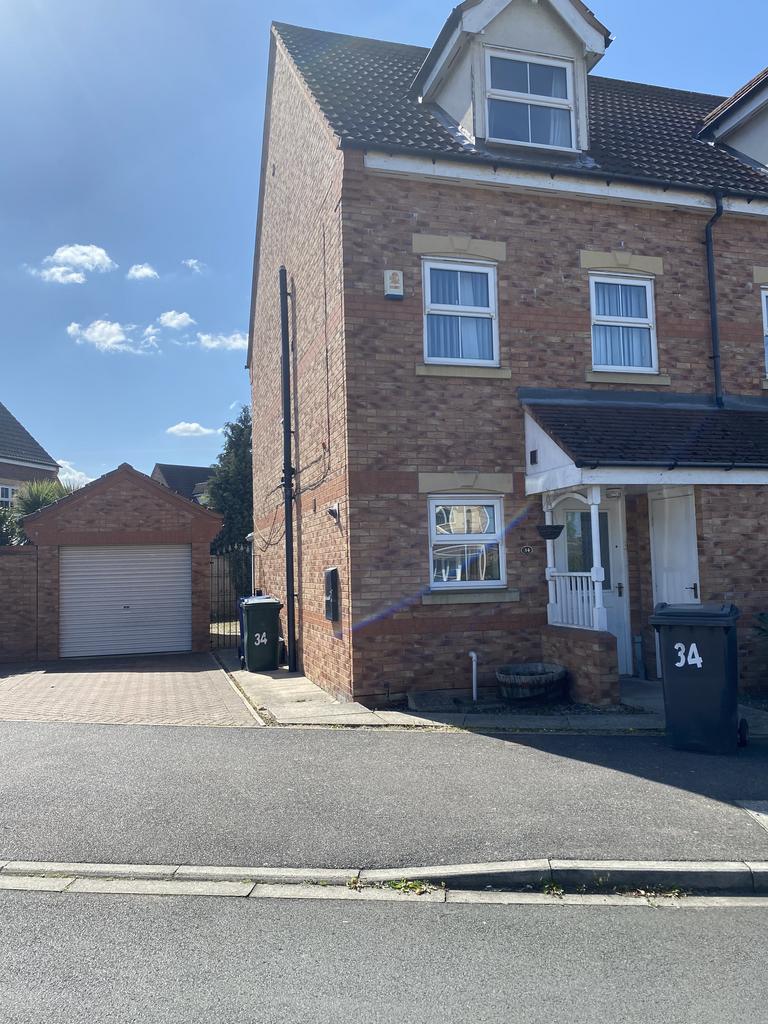 Fewston Way, Doncaster DN4 3 bed townhouse - £240,000