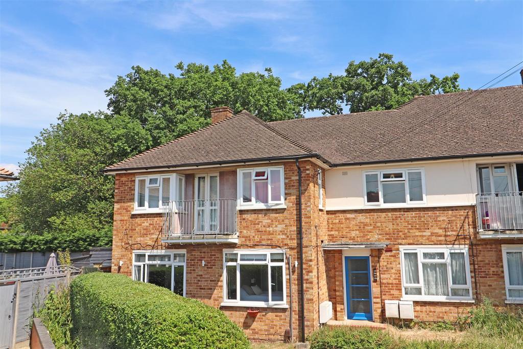 Chilmark Gardens, Merstham, Redhill 1 bed flat - £235,000