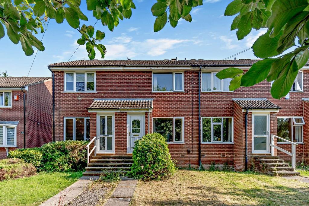 Lichfield Grove, Harrogate, HG3 2UA 2 bed terraced house - £200,000