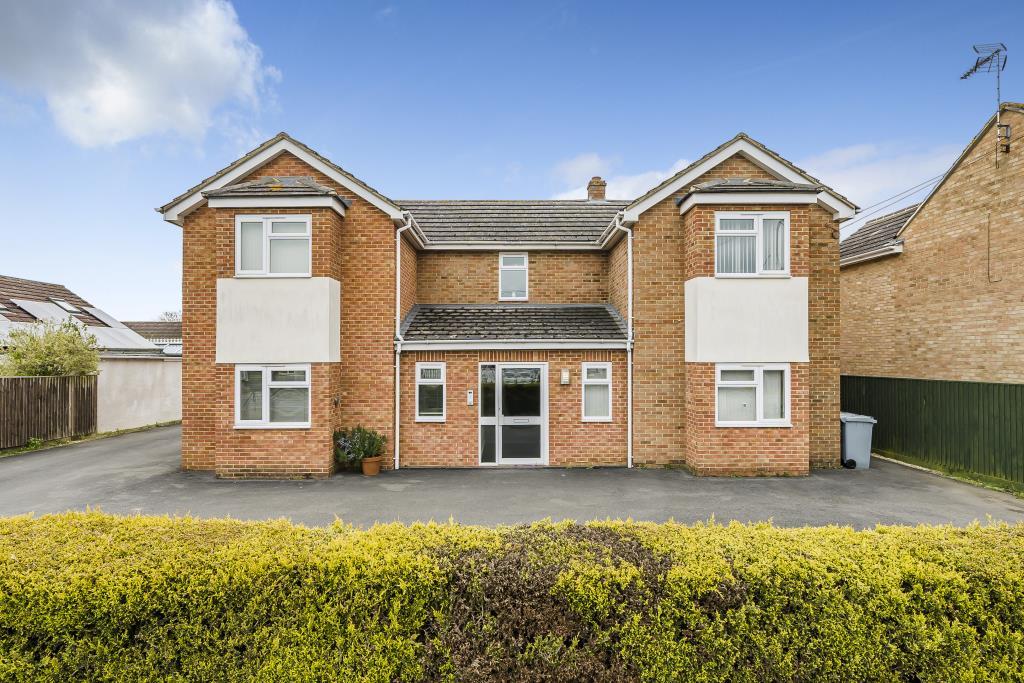 Carterton, Oxfordshire, OX18 2 bed flat - £180,000