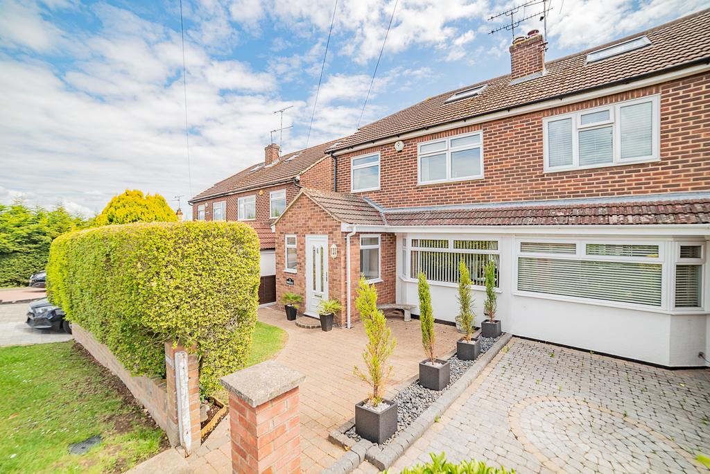 Great Berry Lane, Langdon Hills, SS16 3 bed semi-detached house - £ ...
