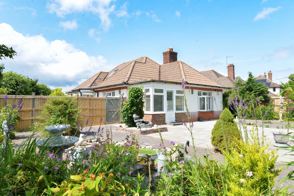 Crossmead Avenue, New Milton... 3 bed bungalow - £585,000