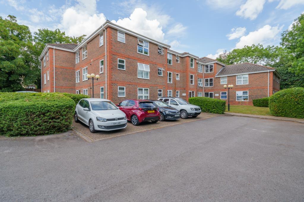 Bracknell, Berkshire, RG42 1 bed block of apartments - £180,000