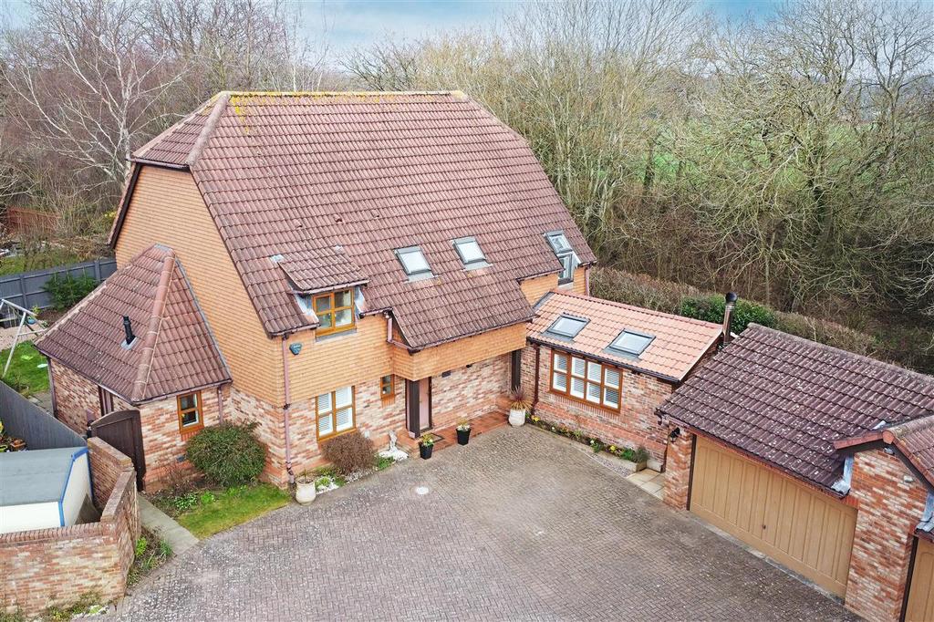 Dickens Heath, Solihull B90 4 bed detached house - £750,000