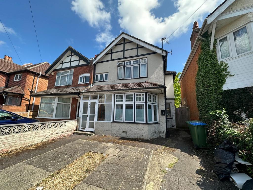 Lumsden Avenue, Southampton SO15 2 bed maisonette - £1,100 pcm (£254 pw)