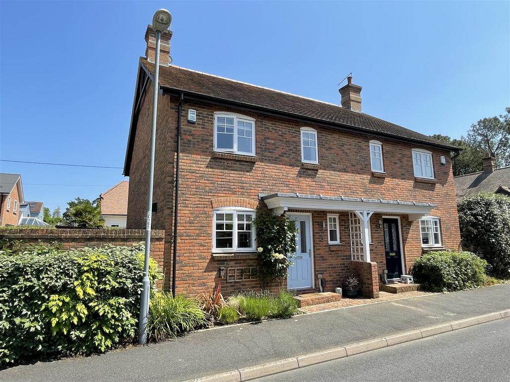 Oxborrow Close, Poole BH16 3 bed semi-detached house - £380,000