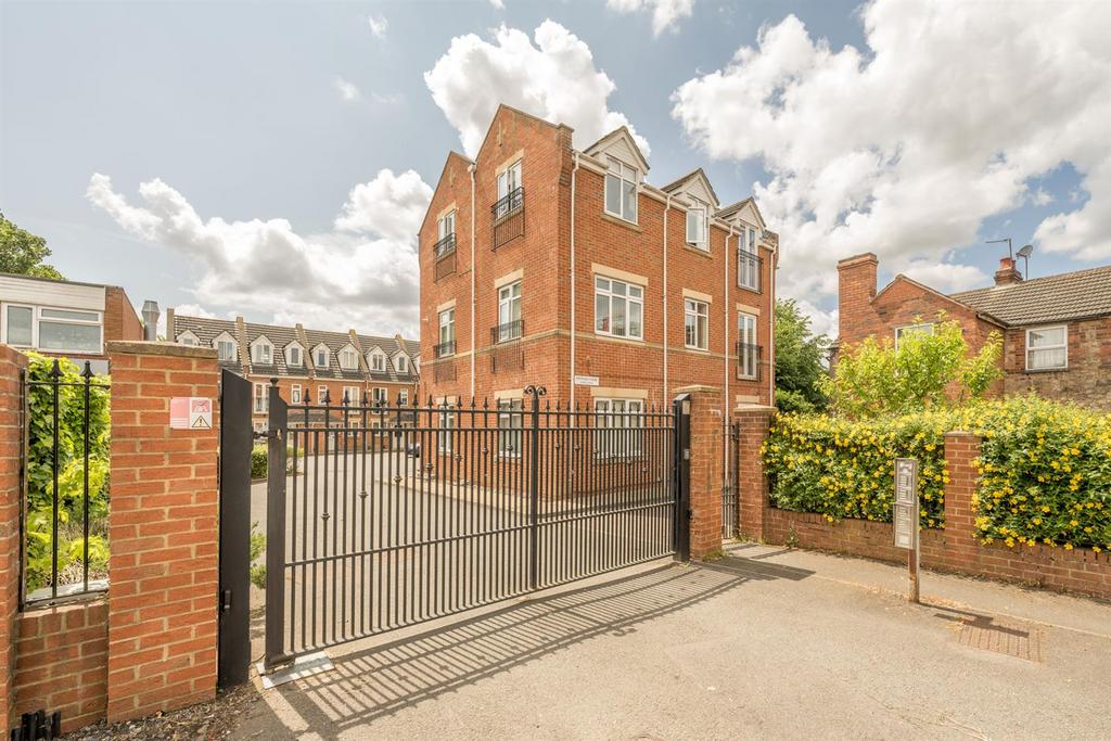 Five Ways Court, Lower Gornal, DY3 2BF 2 bed apartment - £140,000