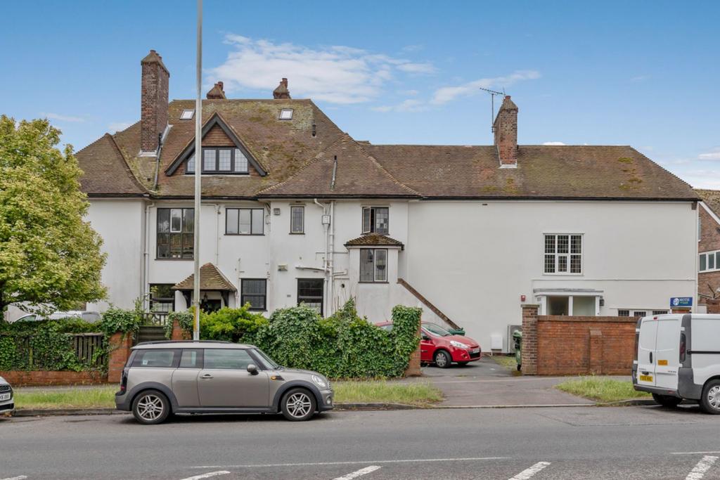 Shorncliffe Road, Folkestone, CT20 2 bed flat - £1,200 pcm (£277 pw)