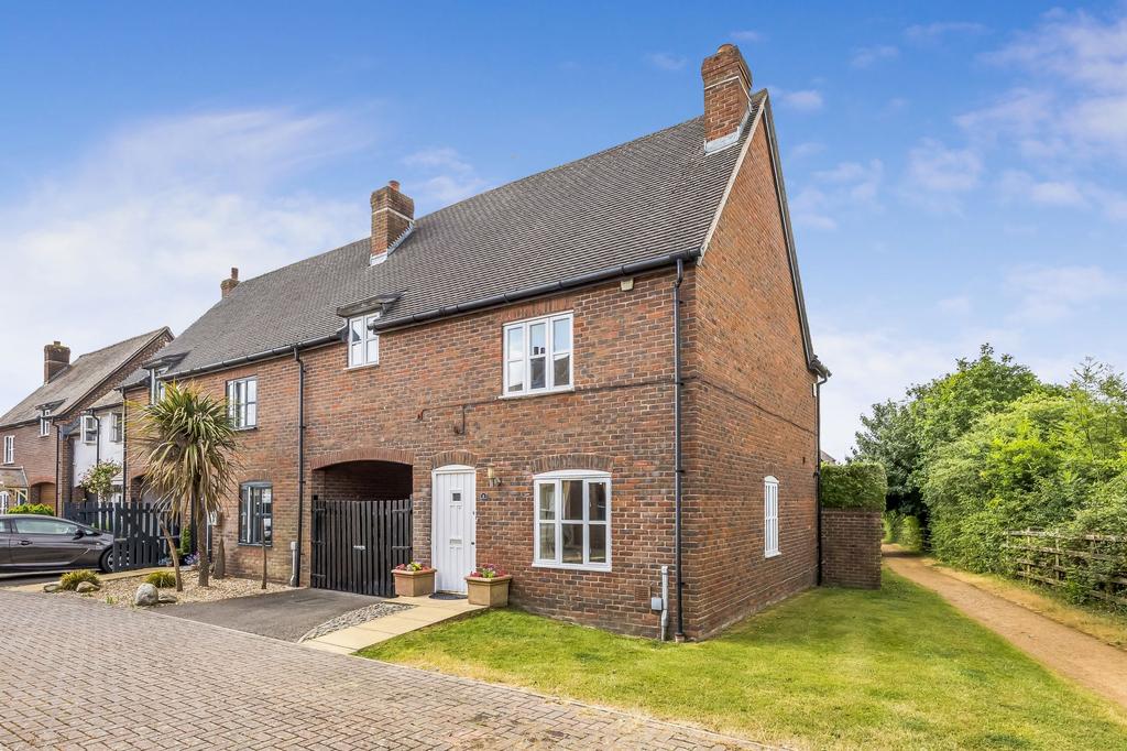 Larks View, Billingshurst, RH14 2 bed end of terrace house - £375,000