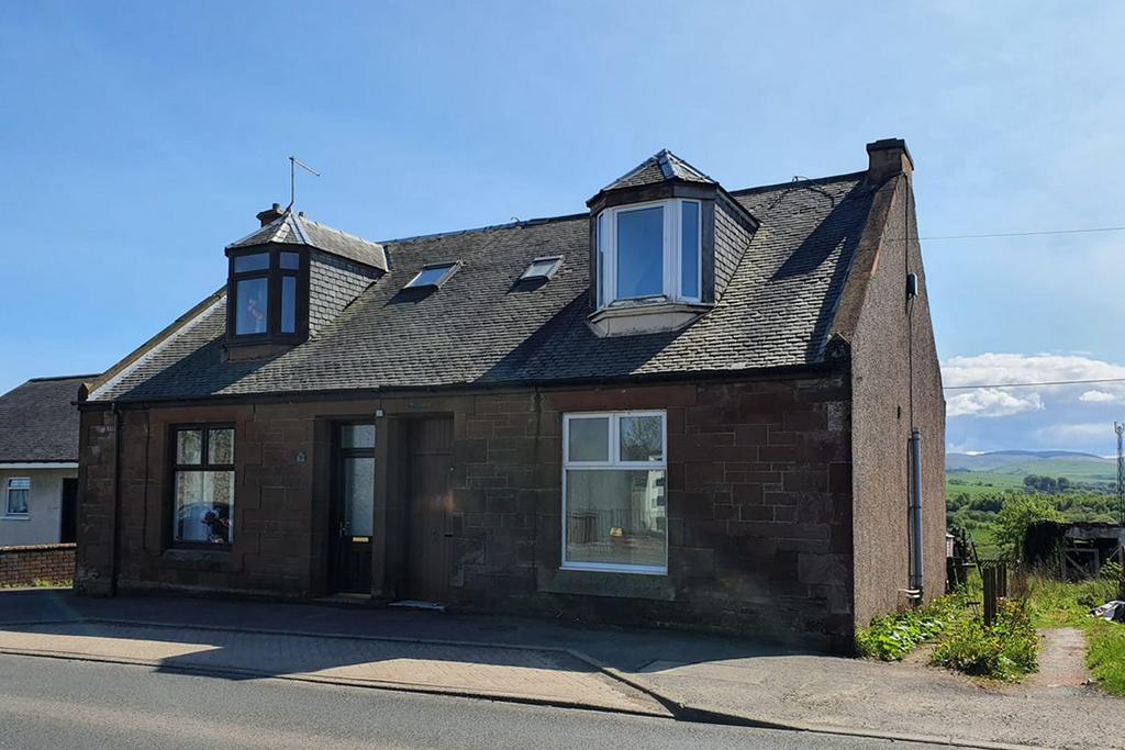 Pathhead, New Cumnock KA18 4 bed semi-detached house - £56,000