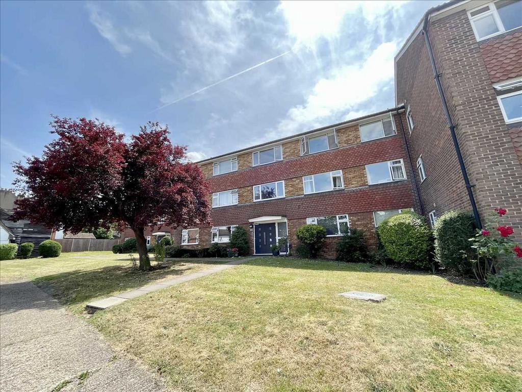 High Street, Bushey, WD23. 2 bed flat - £324,950