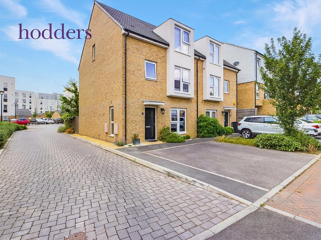 Sopwith Way, Addlestone, Surrey, KT15 4 bed semi-detached house - £ ...