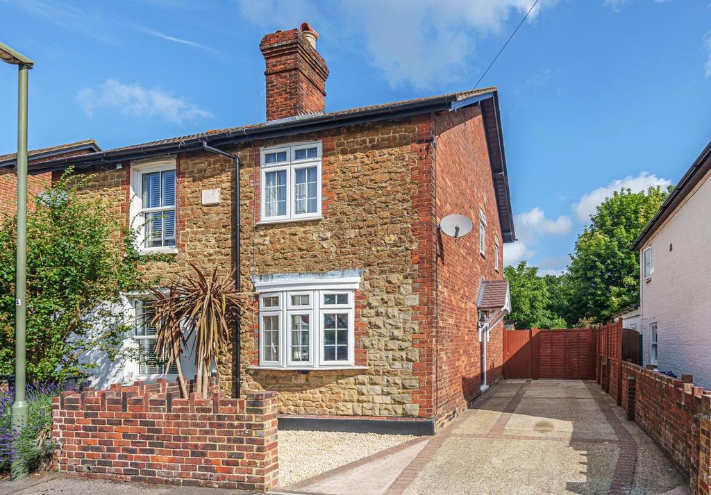 North Street, Farncombe, Godalming, GU7 2 bed semi-detached house for ...