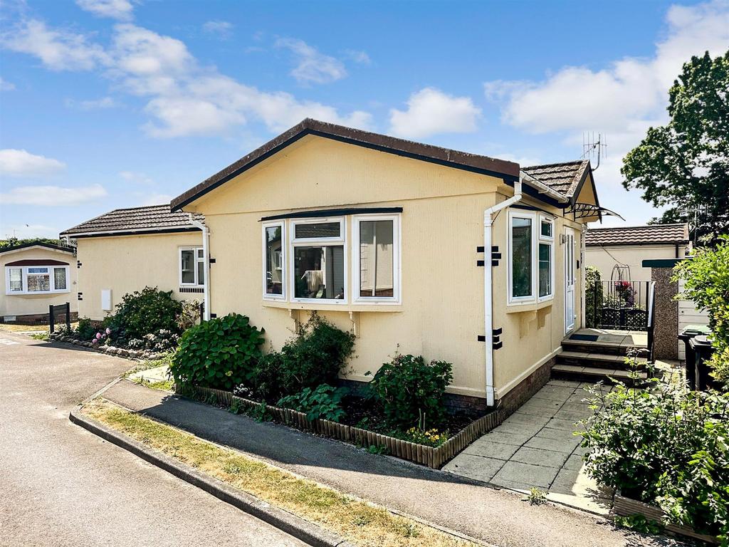 Shipbourne Road, Tonbridge, Kent 2 bed park home - £220,000