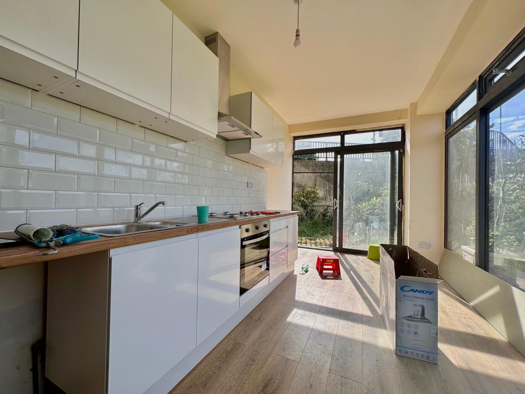 Caxton Road, SW19 3 bed flat - £2,600 pcm (£600 pw)