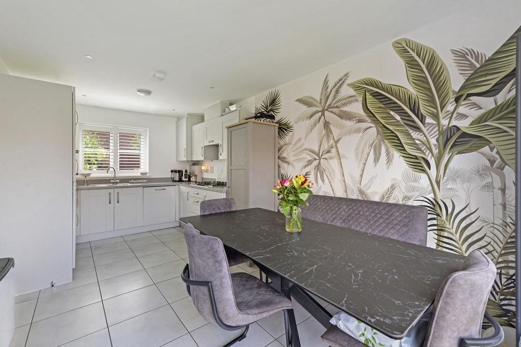 Beacon Avenue, Kings Hill, ME19 4LH 3 bed semi-detached house - £495,000