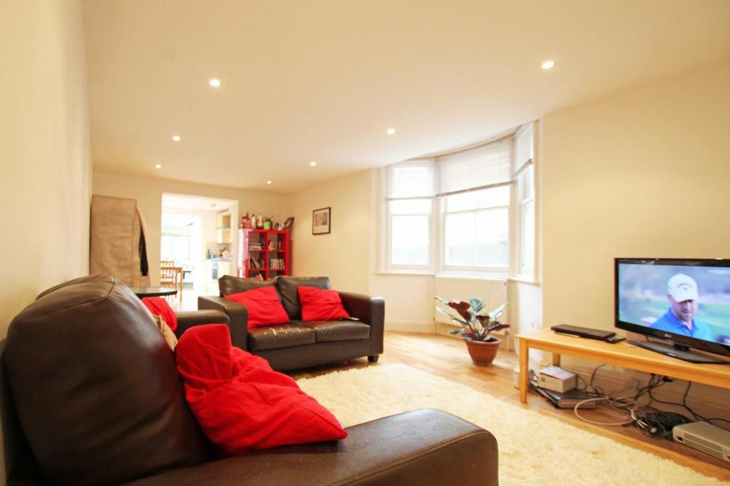 Leander Road, SW2 2 bed flat - £2,119 pcm (£489 pw)