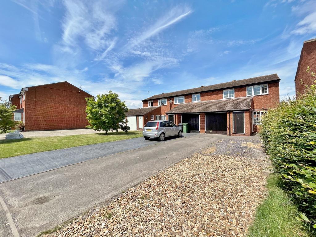 Grove, Wantage OX12 3 bed end of terrace house - £300,000
