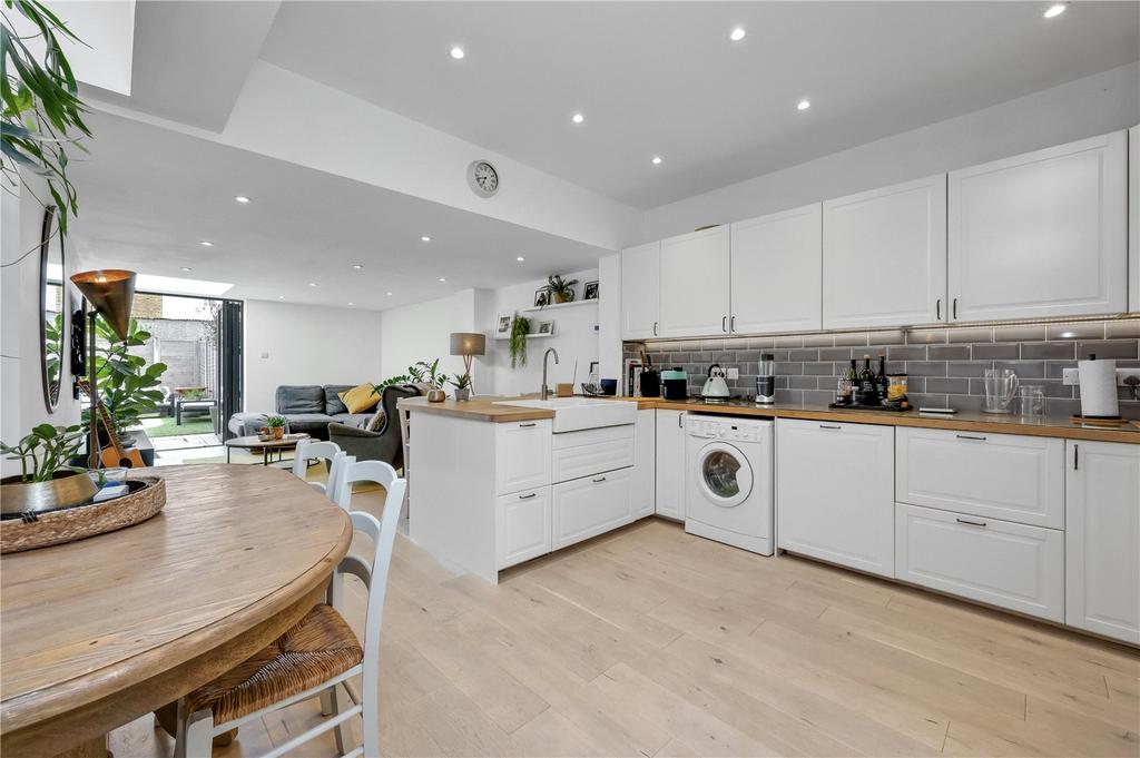 Heath Road, Weybridge, Surrey, KT13 3 bed end of terrace house to rent ...