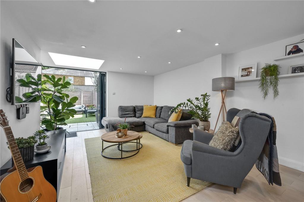 Heath Road, Weybridge, Surrey, KT13 3 bed end of terrace house to rent ...