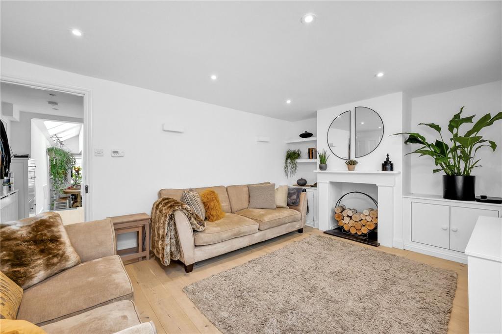 Heath Road, Weybridge, Surrey, KT13 3 bed end of terrace house to rent ...