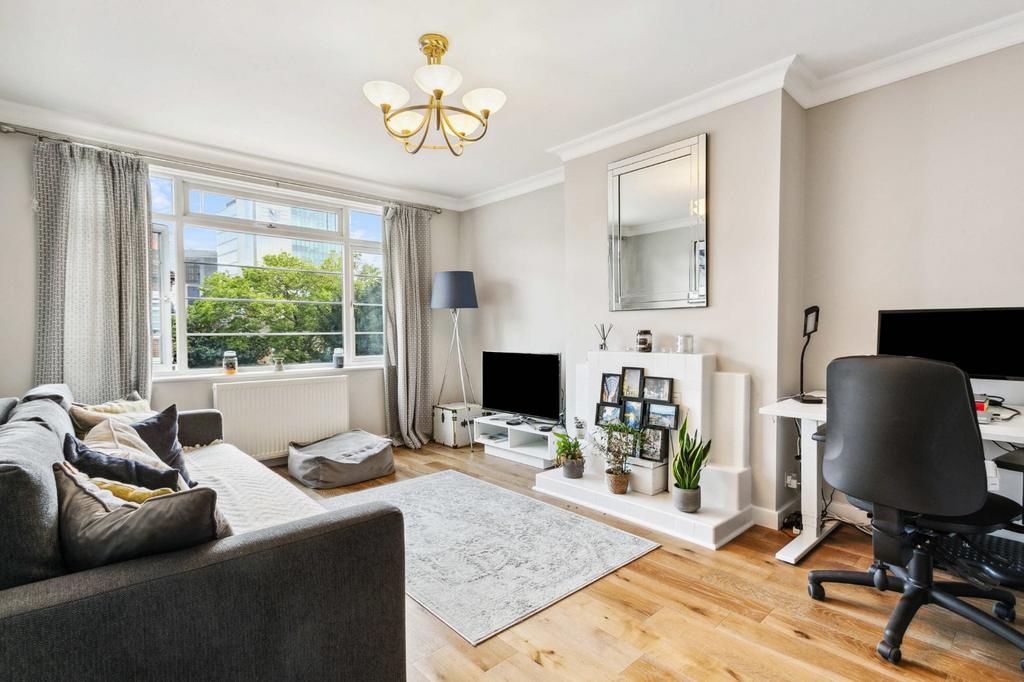 Manor Vale, Brentford, Middlesex 2 bed flat to rent - £1,900 pcm (£438 pw)