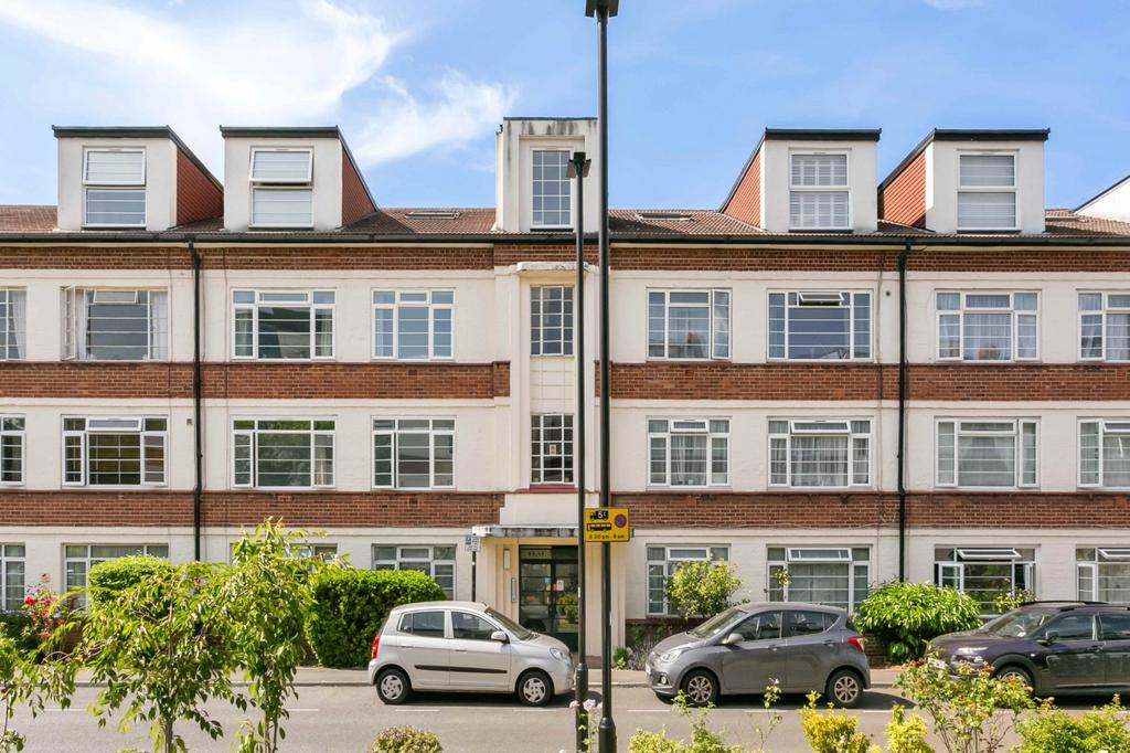 Manor Vale, Brentford, Middlesex 2 bed flat - £2,000 pcm (£462 pw)