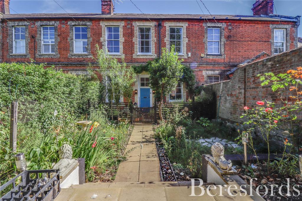 The Close, Dunmow, CM6 3 bed terraced house - £425,000