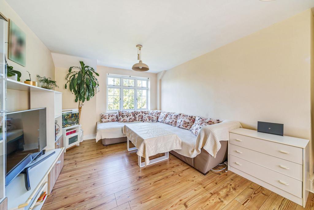The Quadrant, Brighton Road, Addlestone, KT15 2 bed apartment for sale ...